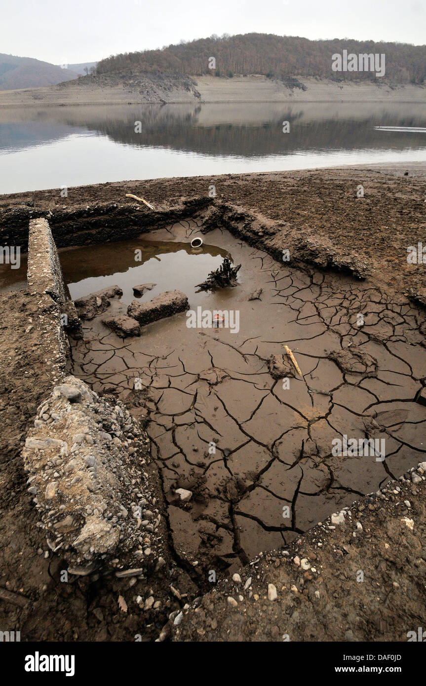The water level is extraordinarily low at the Rur river dam in Schmidt ...