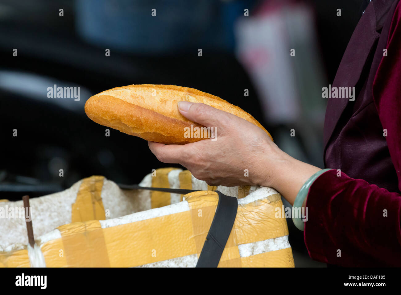 Hand food vietnam hi-res stock photography and images - Alamy