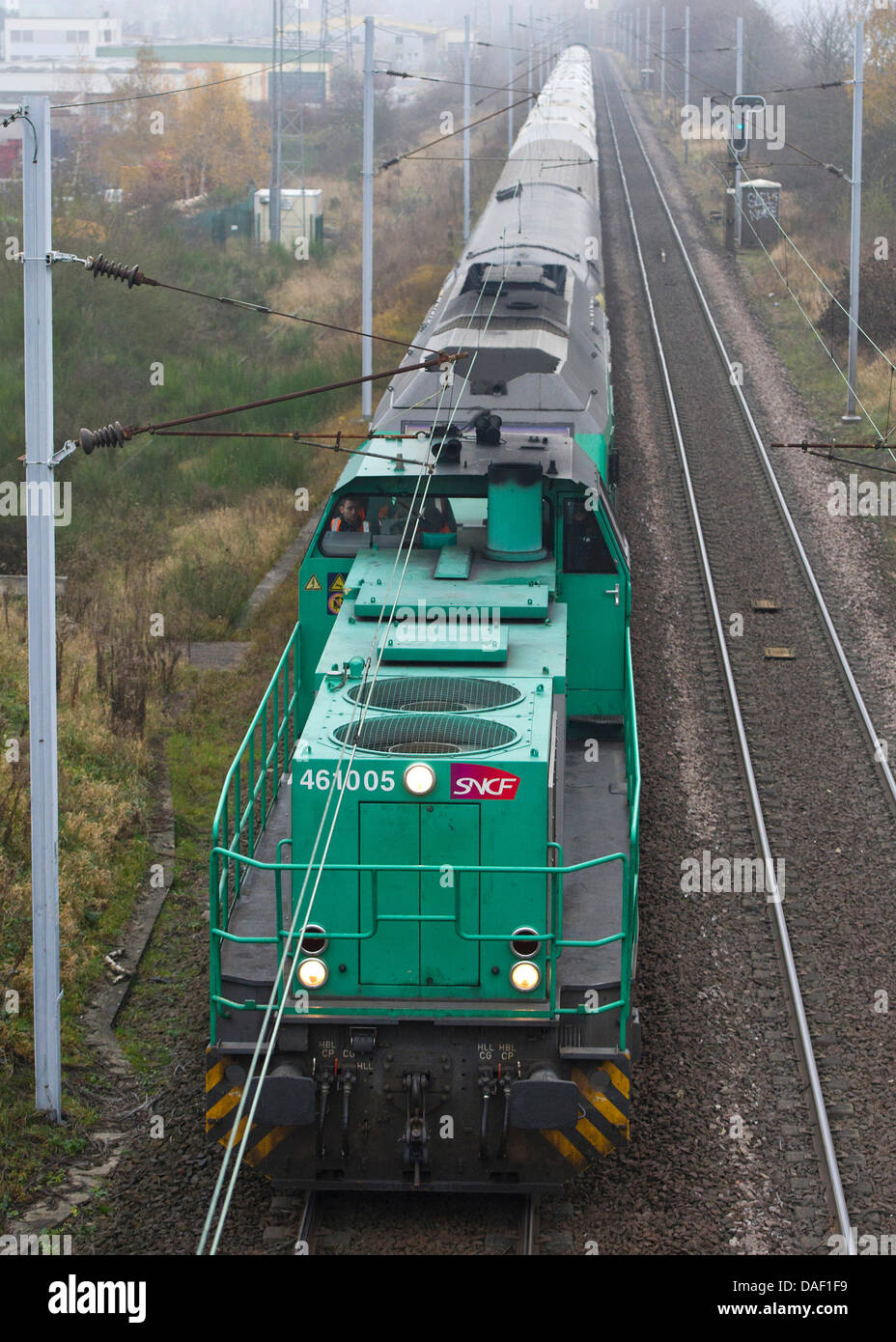 The train carrying the 11 CASTOR containers crosses the French-German ...