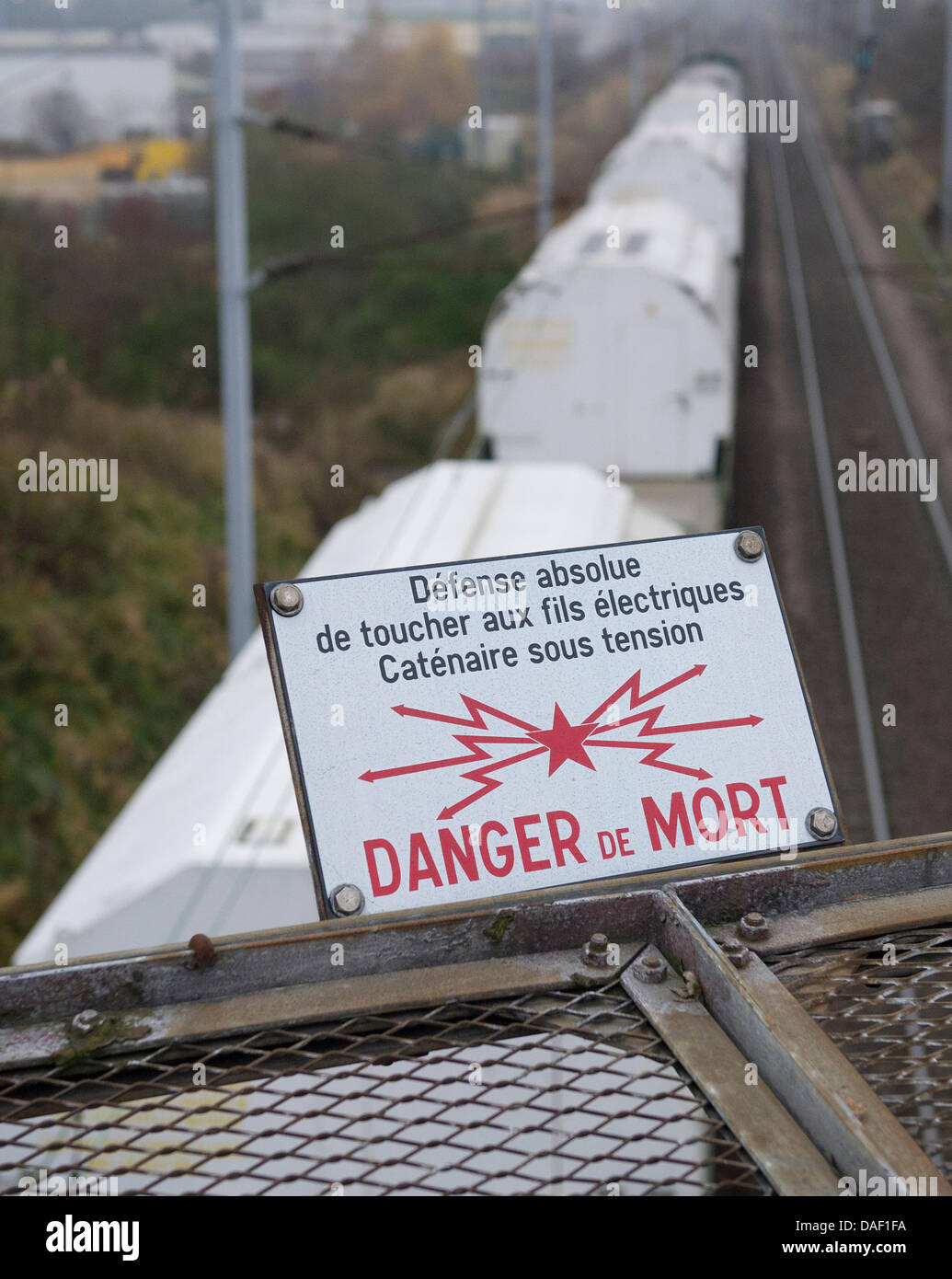 The train carrying the 11 CASTOR containers crosses the French-German ...