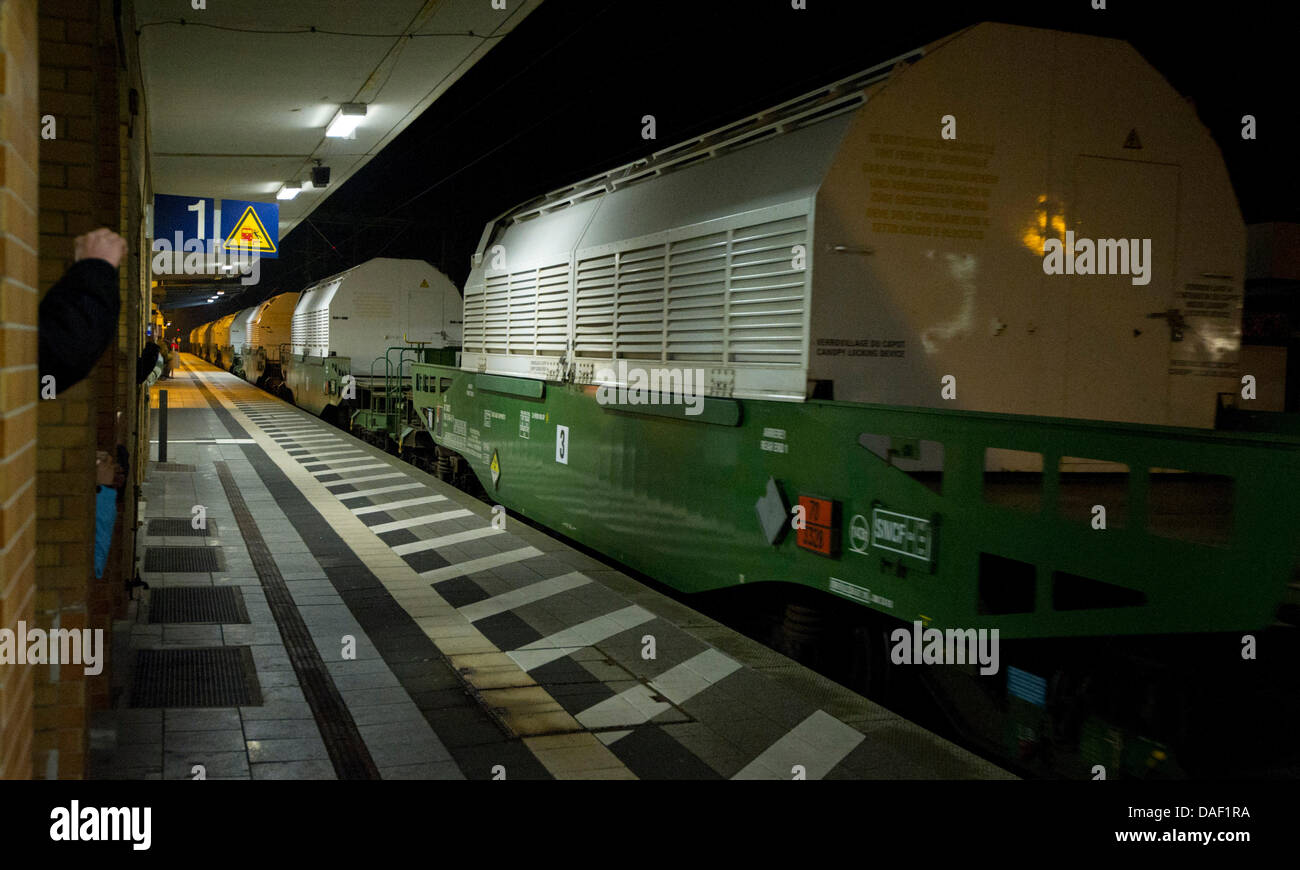 A train with eleven containers of German nuclear waste arrives at the ...