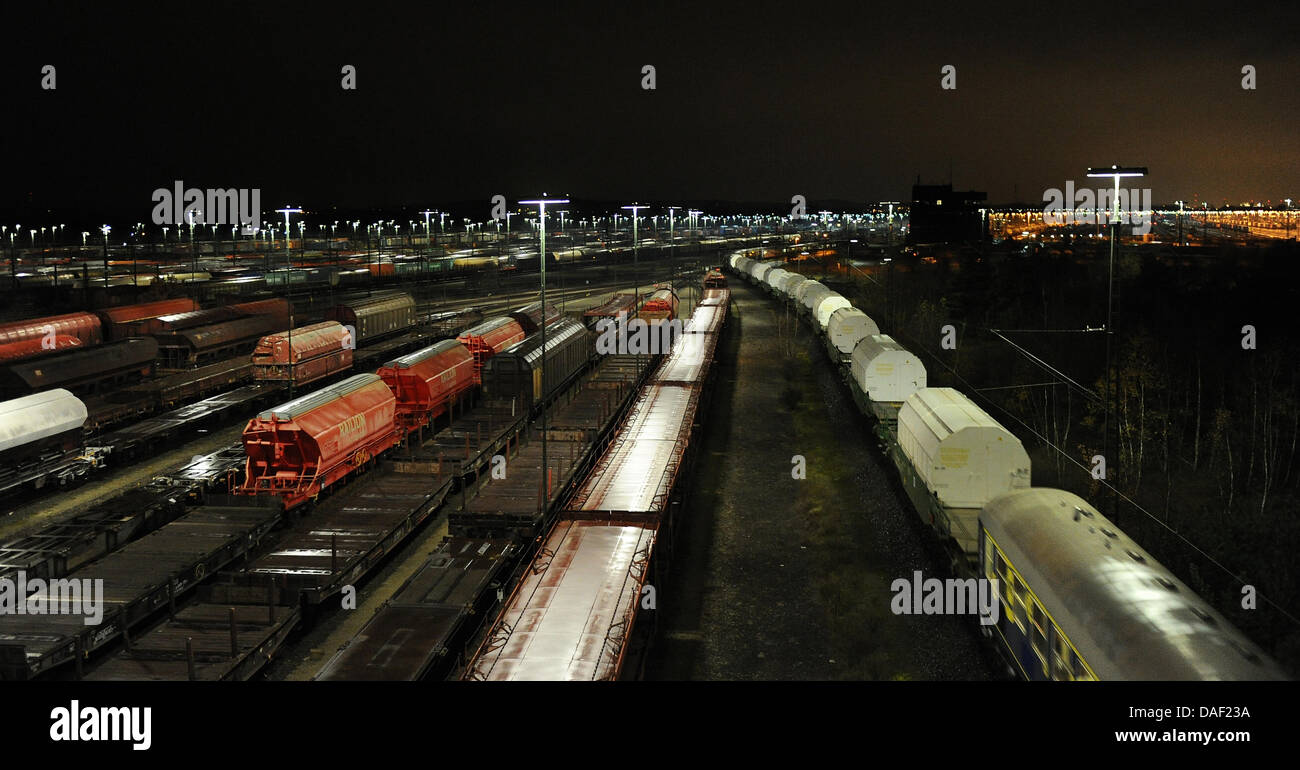 The castor nuclear transport arrives at the railroad yard in Maschen ...