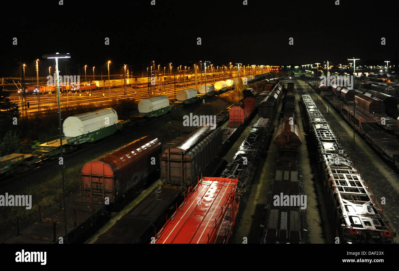 The castor nuclear transport arrives at the railroad yard in Maschen ...