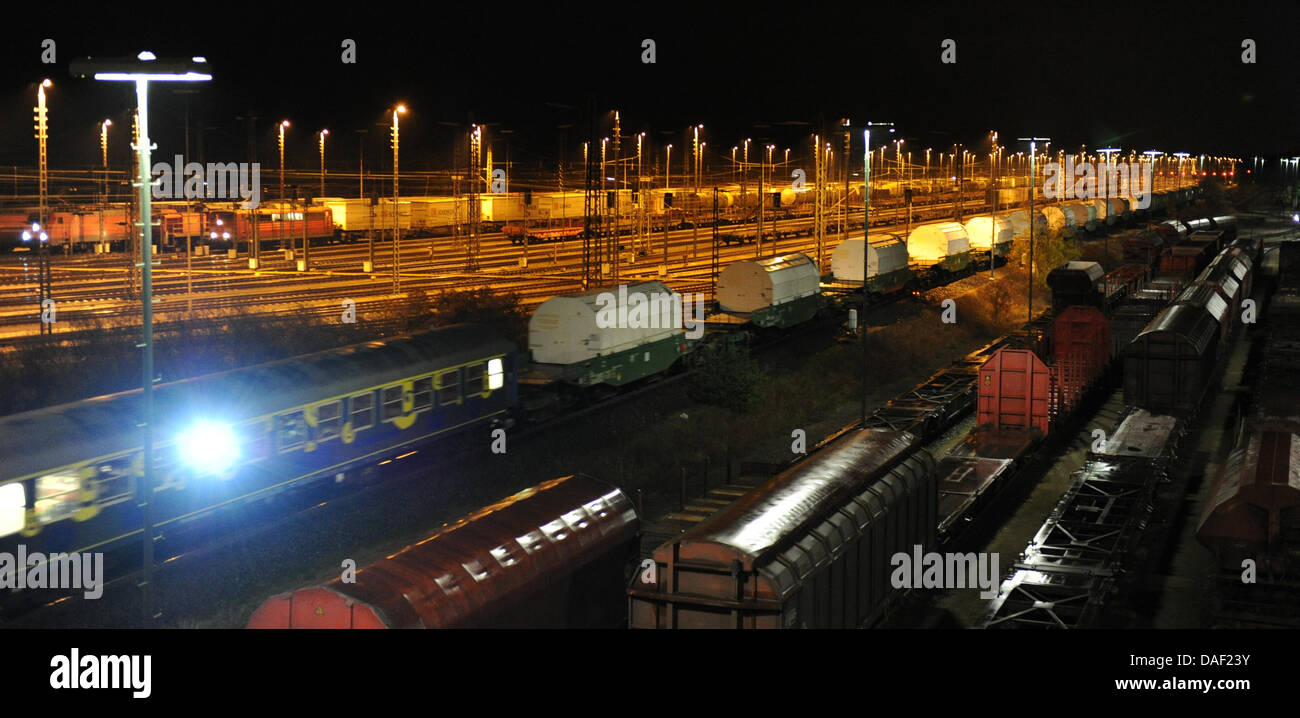 The castor nuclear transport arrives at the railroad yard in Maschen ...