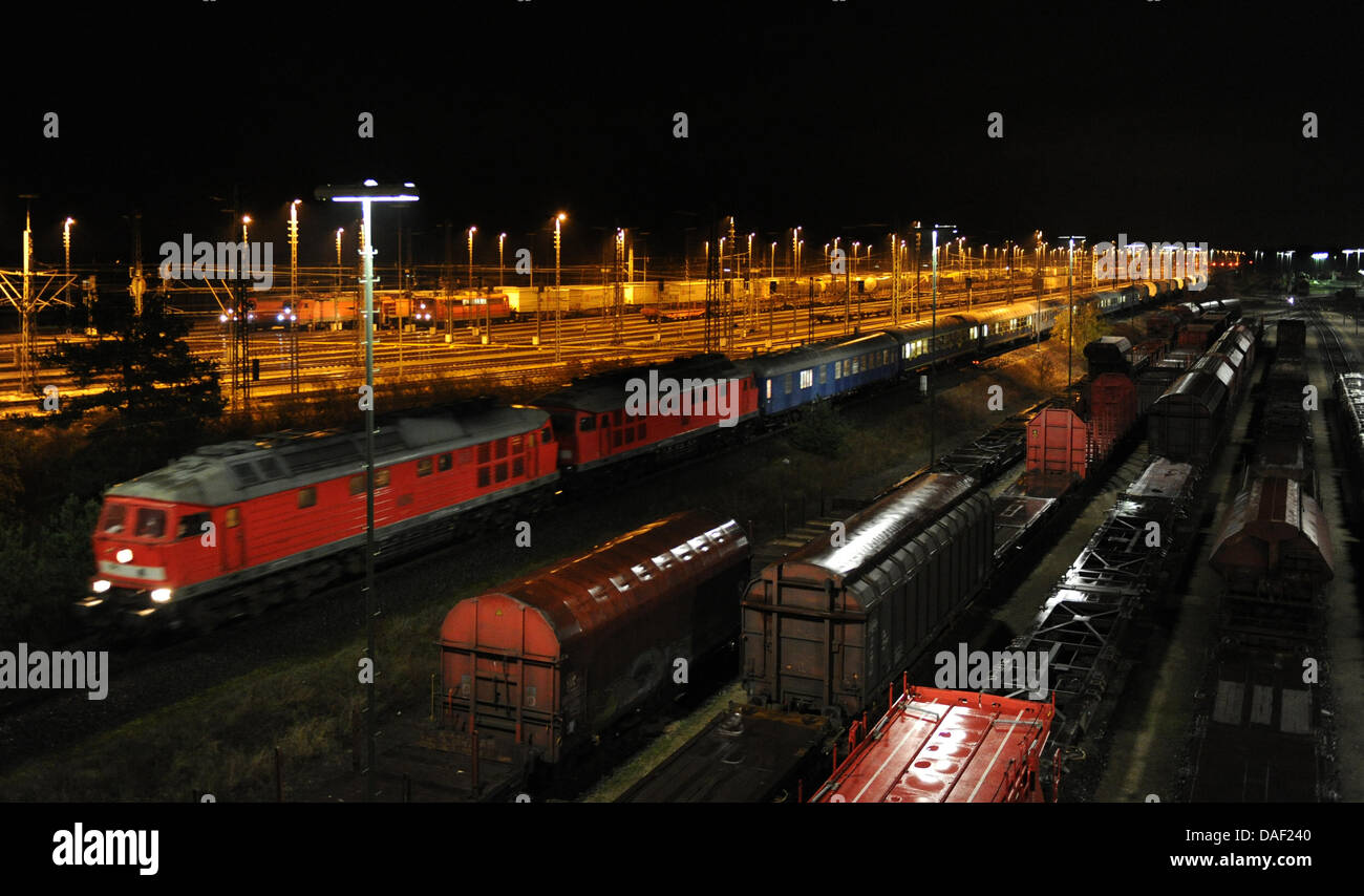 The castor nuclear transport arrives at the railroad yard in Maschen ...