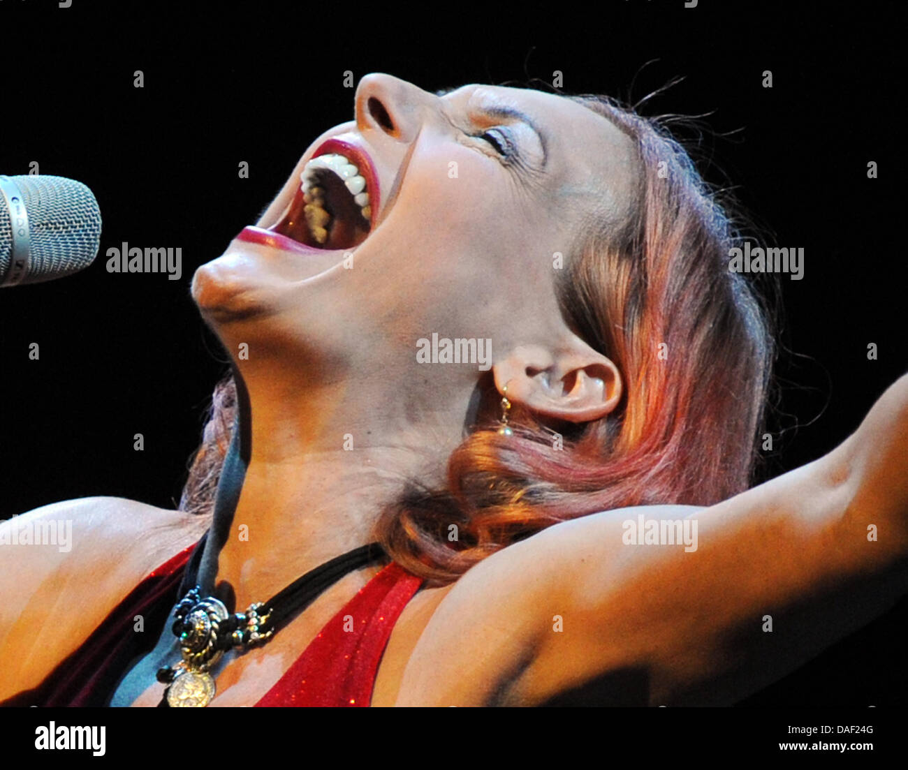 Singer Ute Lemper gives her the first concert of her tour at the ...