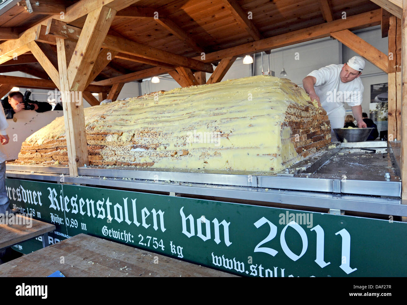 The bakers of the protective association Dresden Stollen butter a giant ...