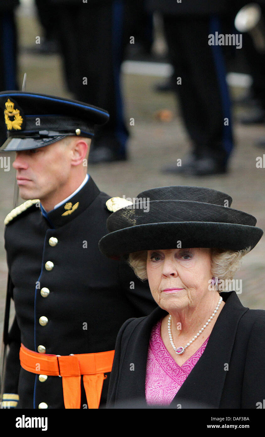 Queen Beatrix of The Netherlands (C) welcomes the President of Mali ...