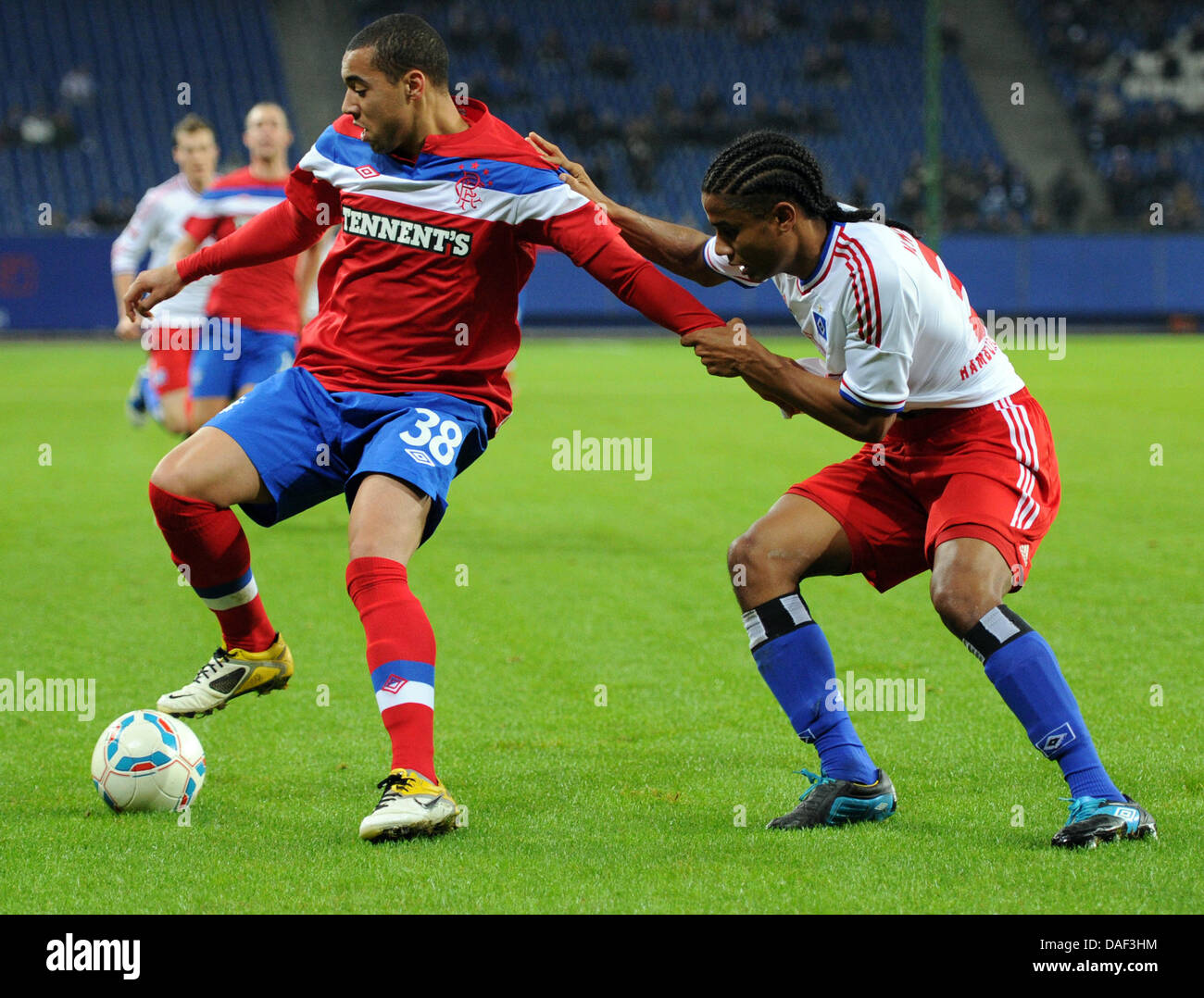 Hamburg's Michael Mancienne (R) vies for the ball with Ranger Kane ...