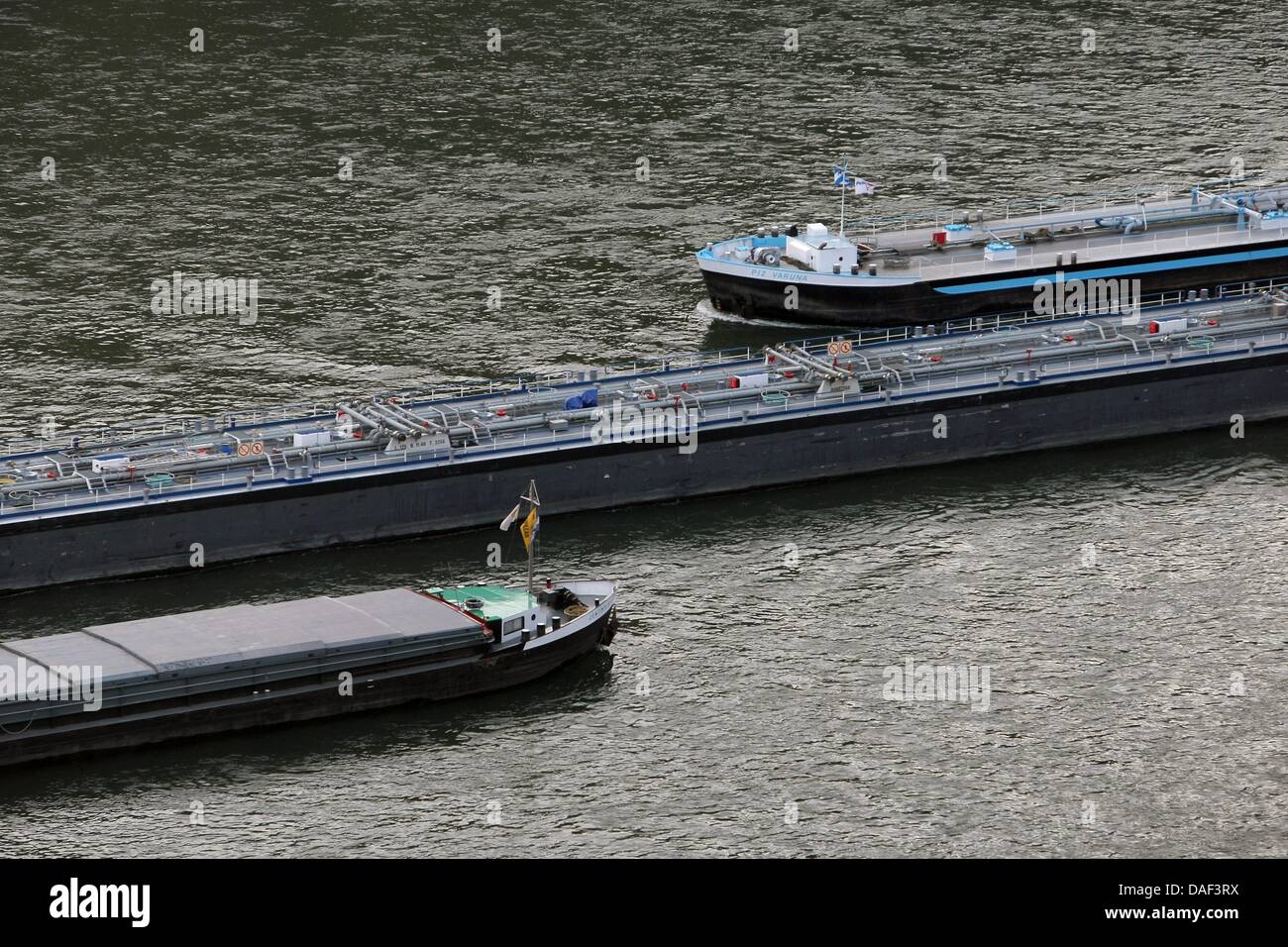Three ships sails close past each other through the low waters of the ...