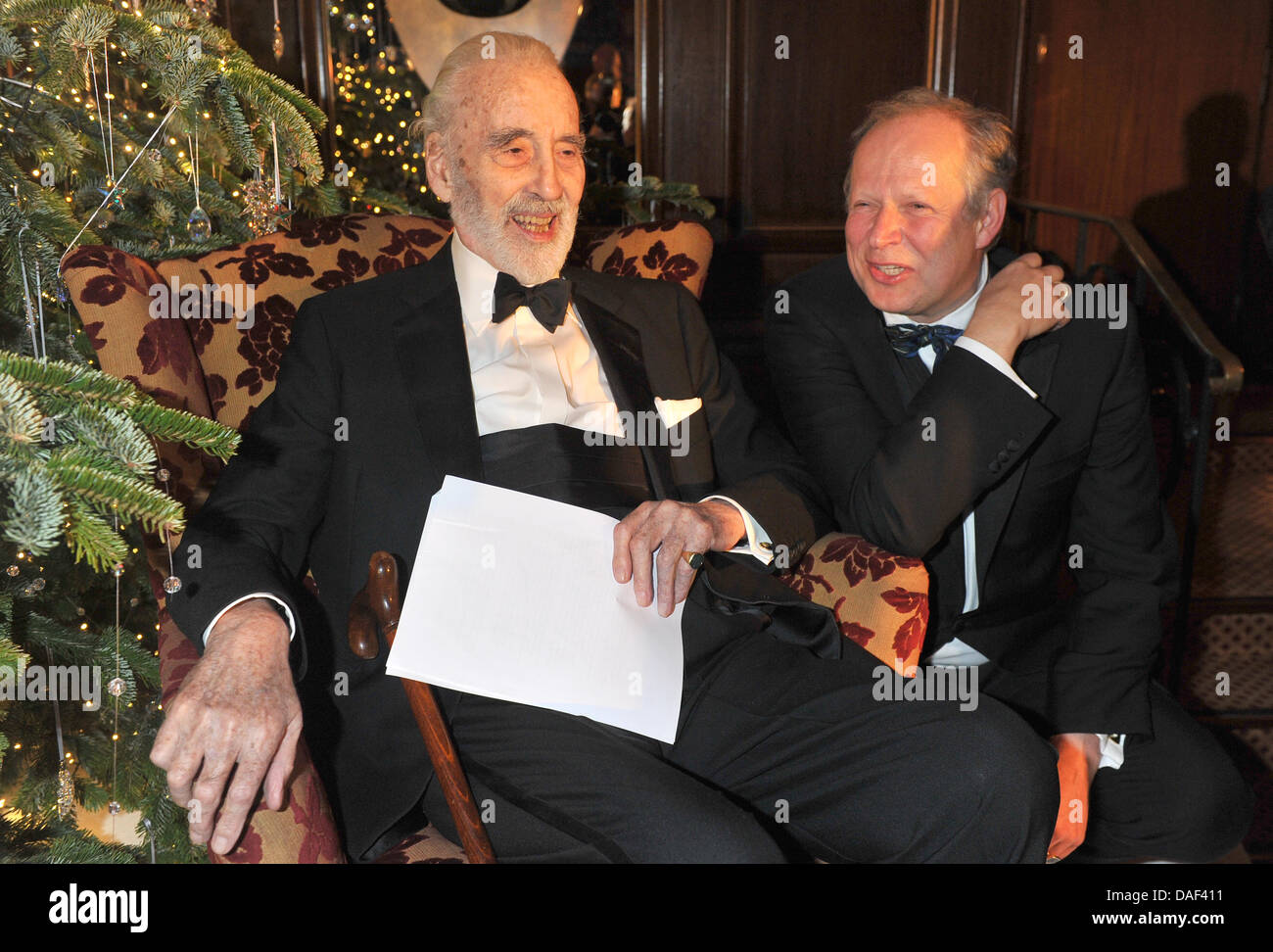 The British actor Christopher Lee (L) and the German actor Axel Milberg ...