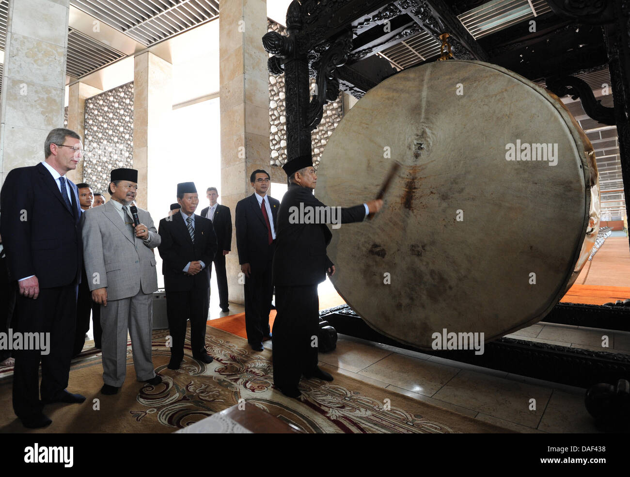German President Christian Wulff (L) talks to imam Ali Mustafa Yaqub ...