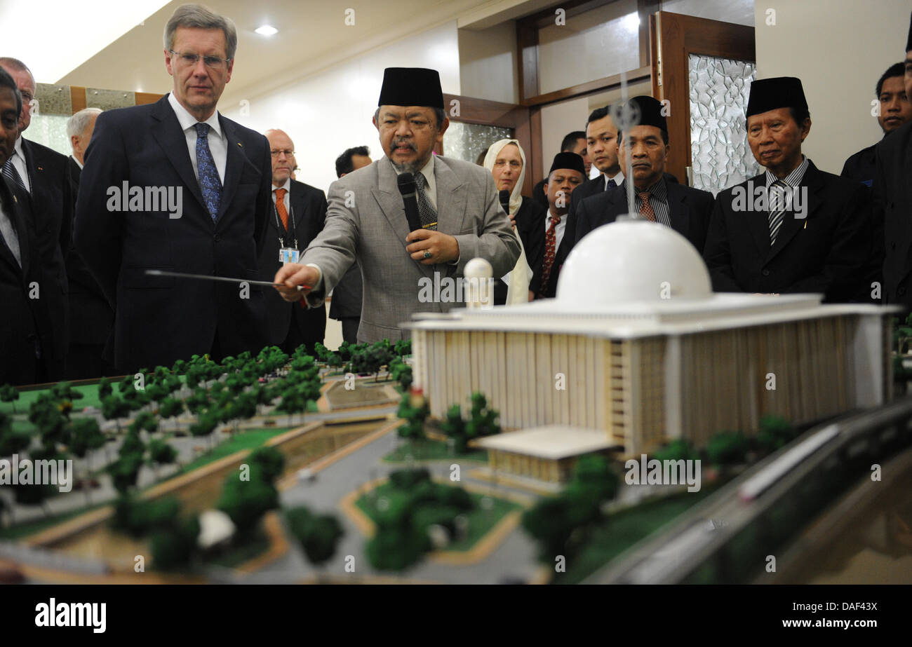German President Christian Wulff (L) and imam Ali Mustafa Yaqub (right ...