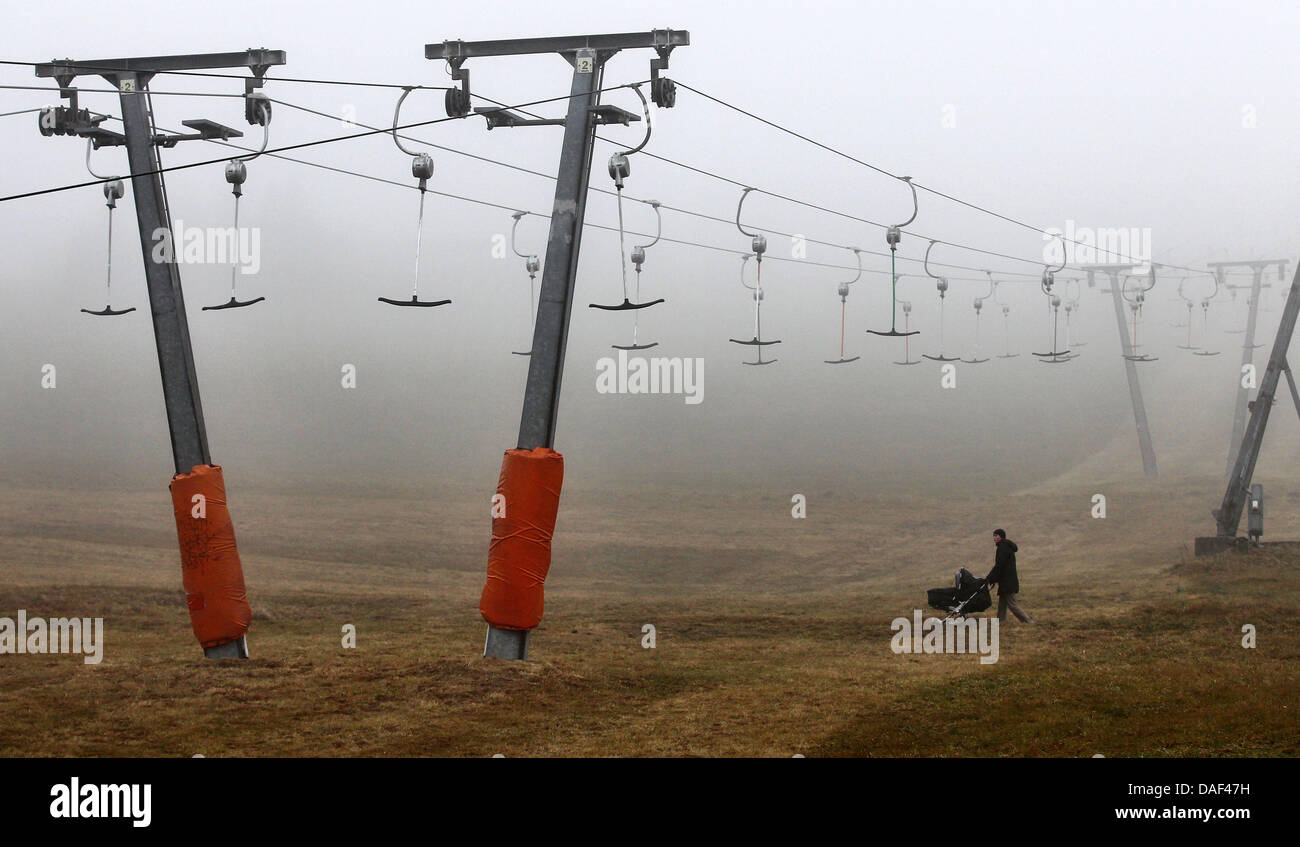 The ski lifts are empty and the piste is snowless in Oberwiesenthal ...