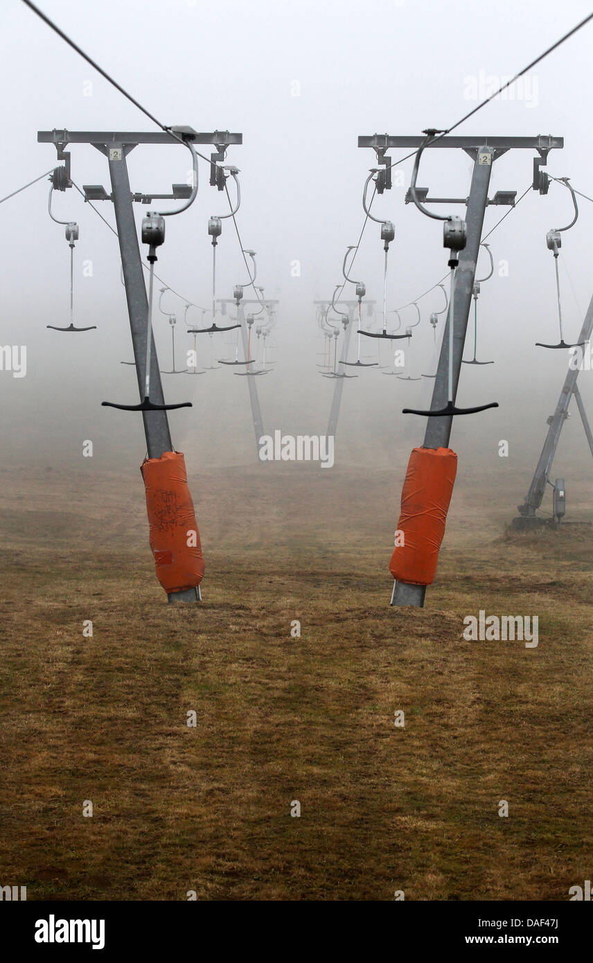 The ski lifts are empty and the piste is snowless in Oberwiesenthal ...