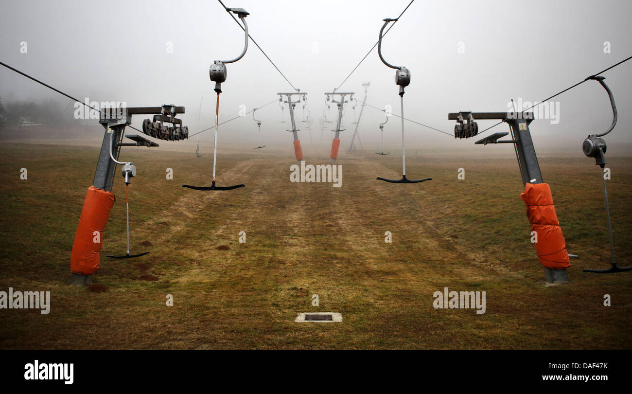 The ski lifts are empty and the piste is snowless in Oberwiesenthal ...