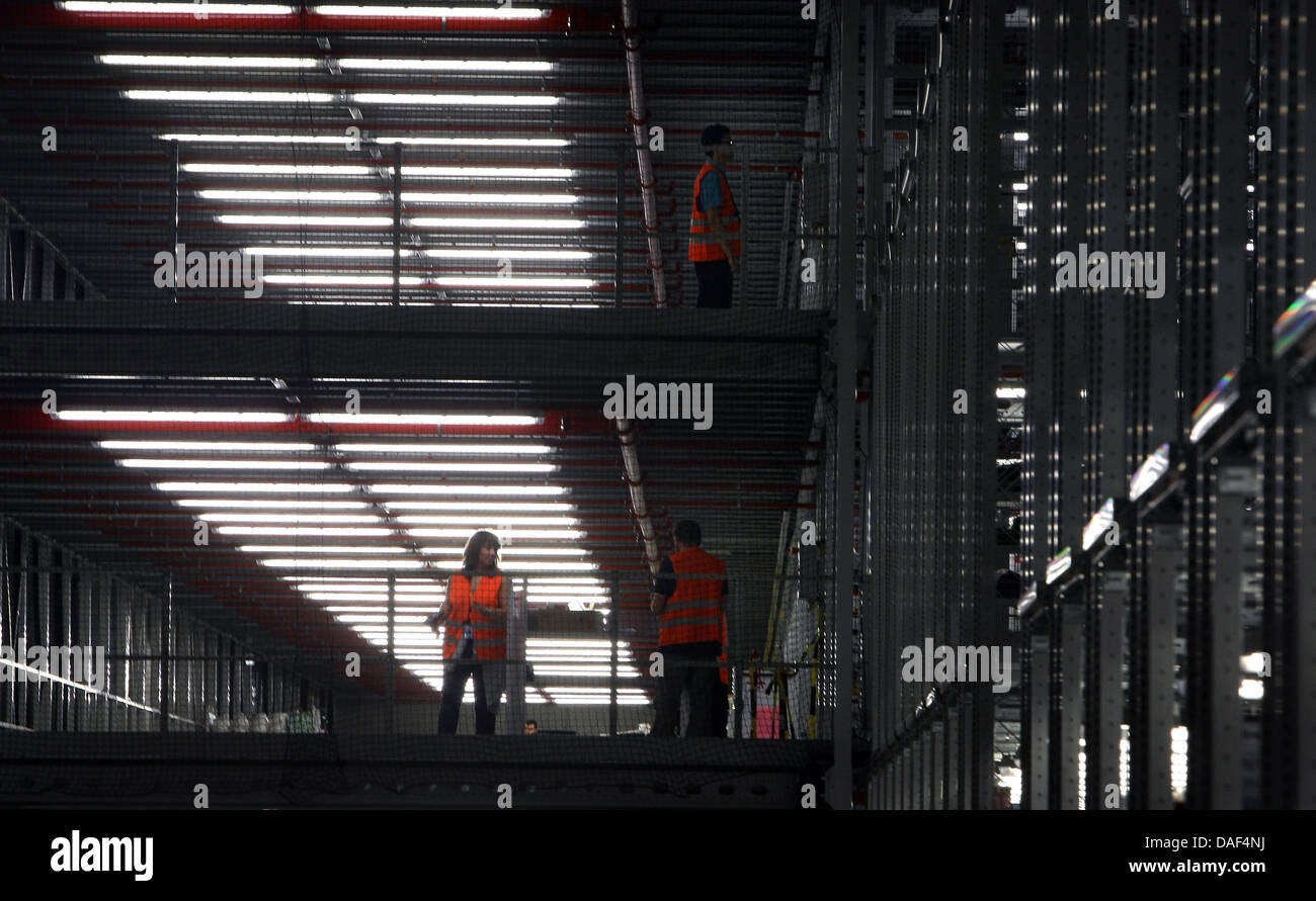 Amazon employeess work inside the online seller's new logistics centre ...