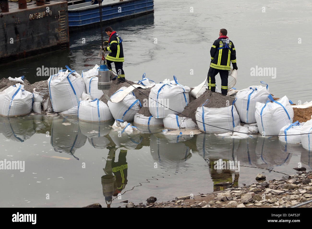 Firemen reveal a blockbuster bomb from World War II in the Rhine with ...