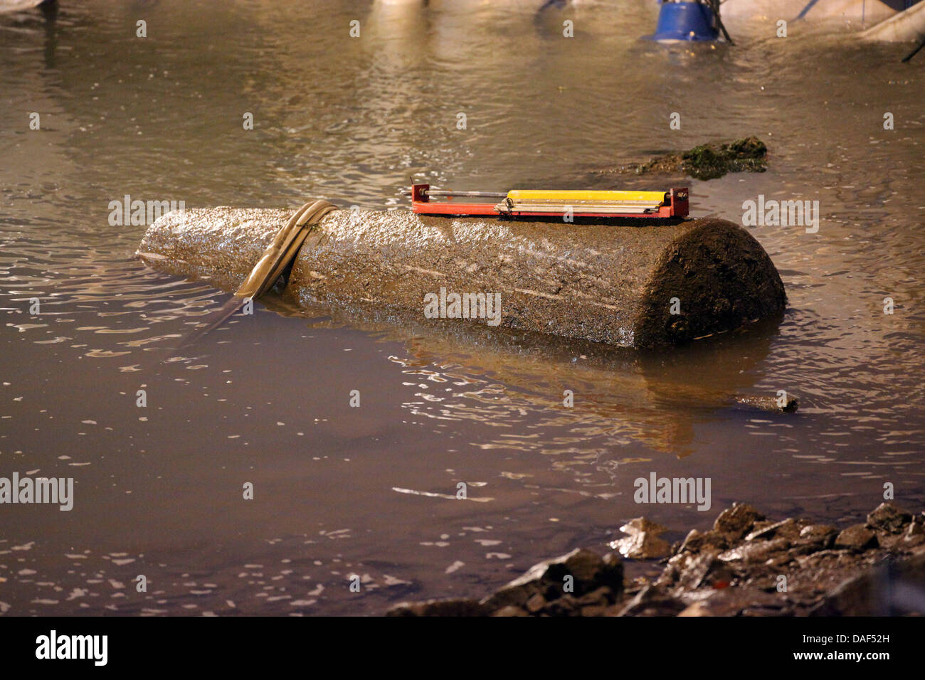 Firemen reveal a blockbuster bomb from World War II in the Rhine with ...