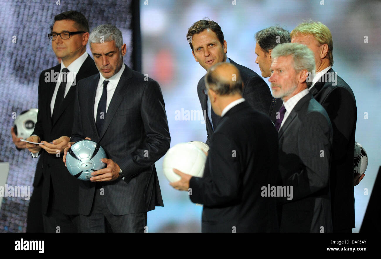 German national soccer team manager Oliver Bierhoff (C) and Paul ...