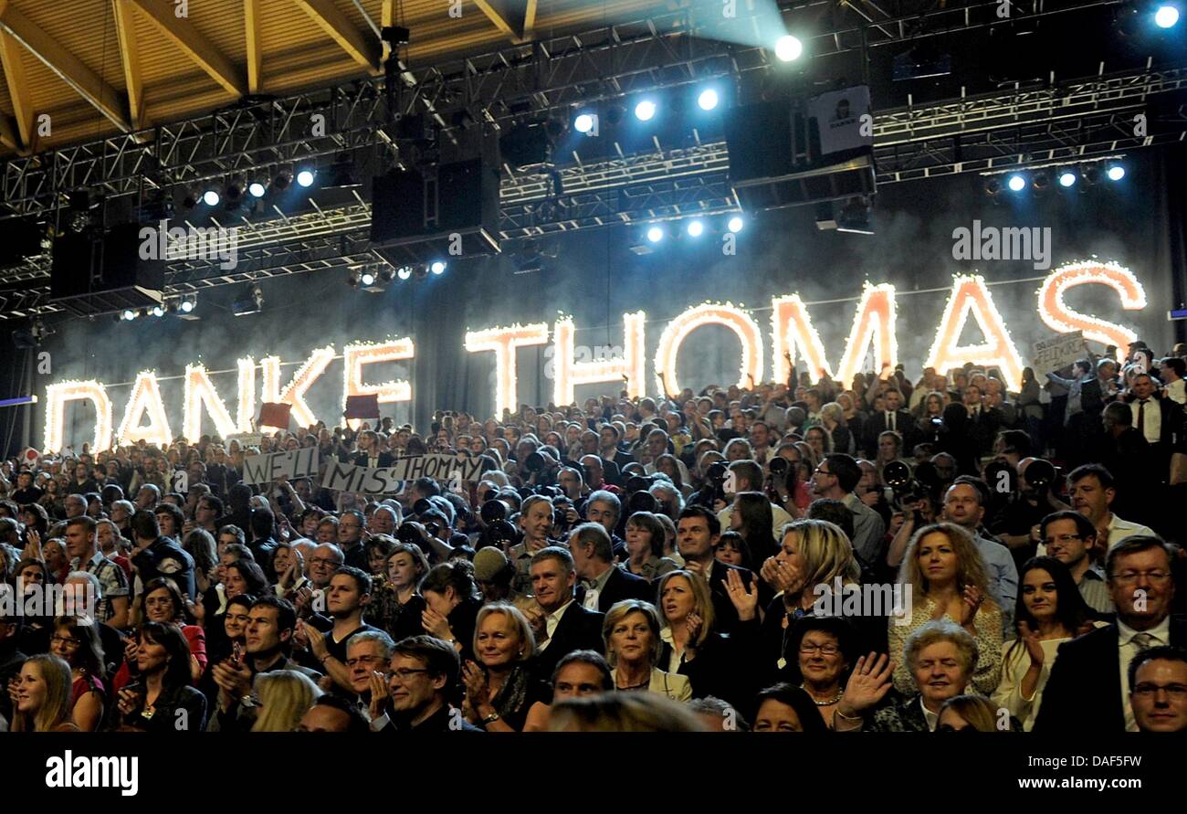 Der Leuchtschriftzug "Danke Thomas" steht am Samstag (03.12.2011) nach der ZDF-Show «Wetten ...