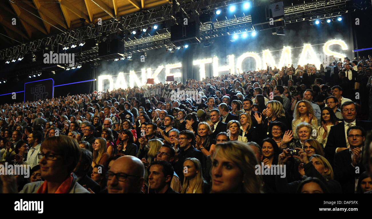 Der Leuchtschriftzug "Danke Thomas" steht am Samstag (03.12.2011) nach ...