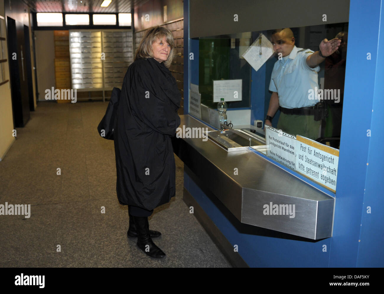 Weather presenter on tv hi-res stock photography and images - Alamy