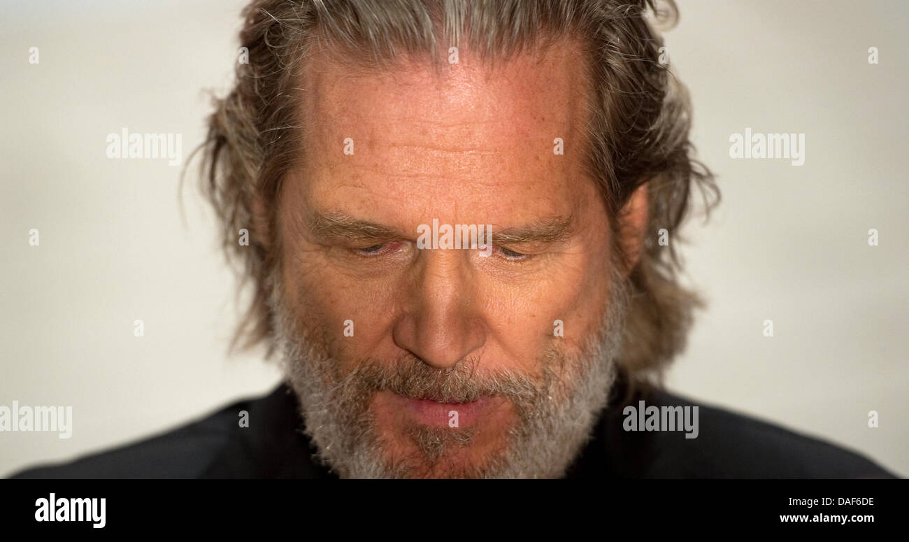 US actor Jeff Bridges arrives for the premiere of the film' True Grit ...