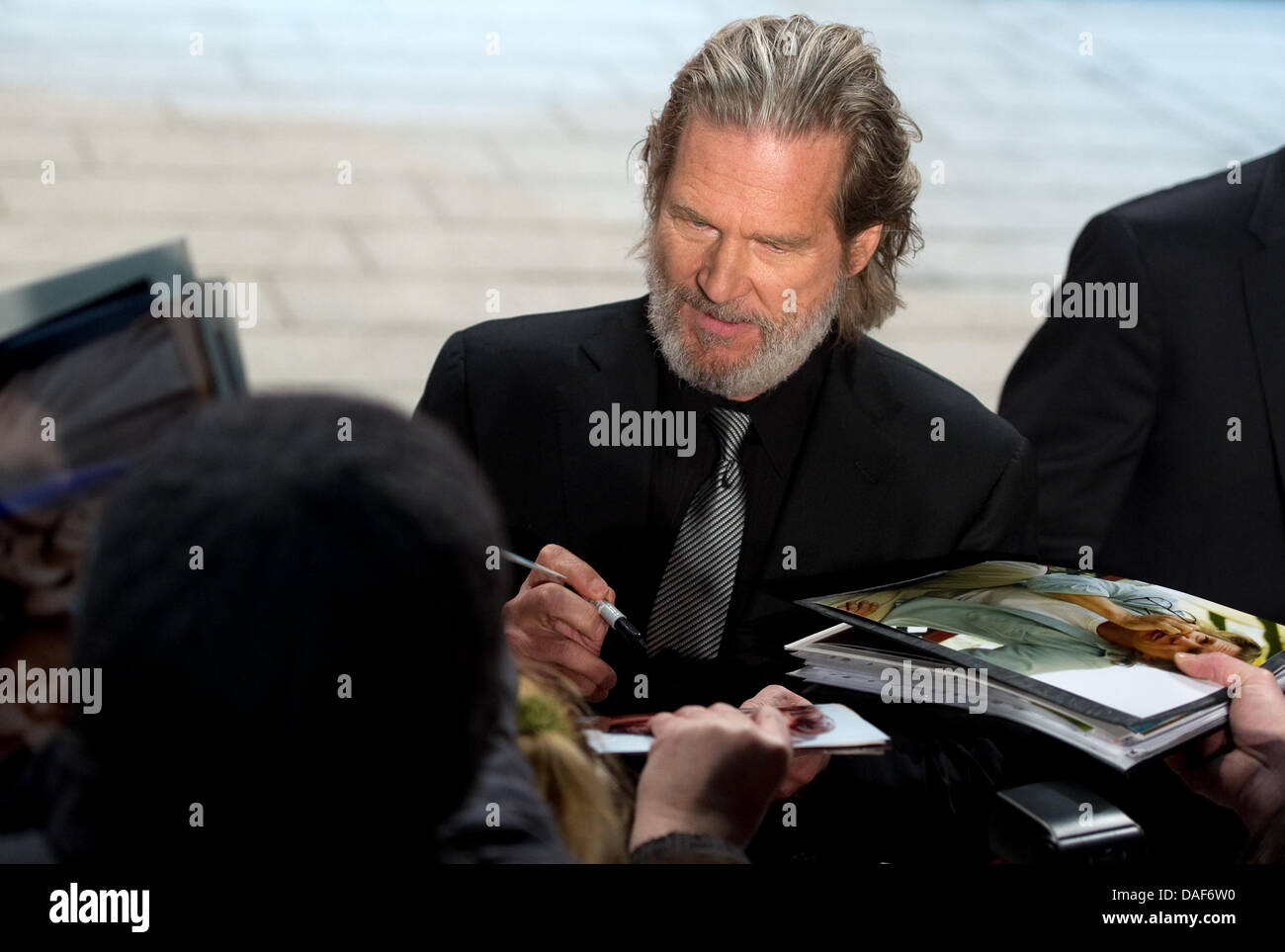 US actor Jeff Bridges arrives for the premiere of the movie 'True Grit ...