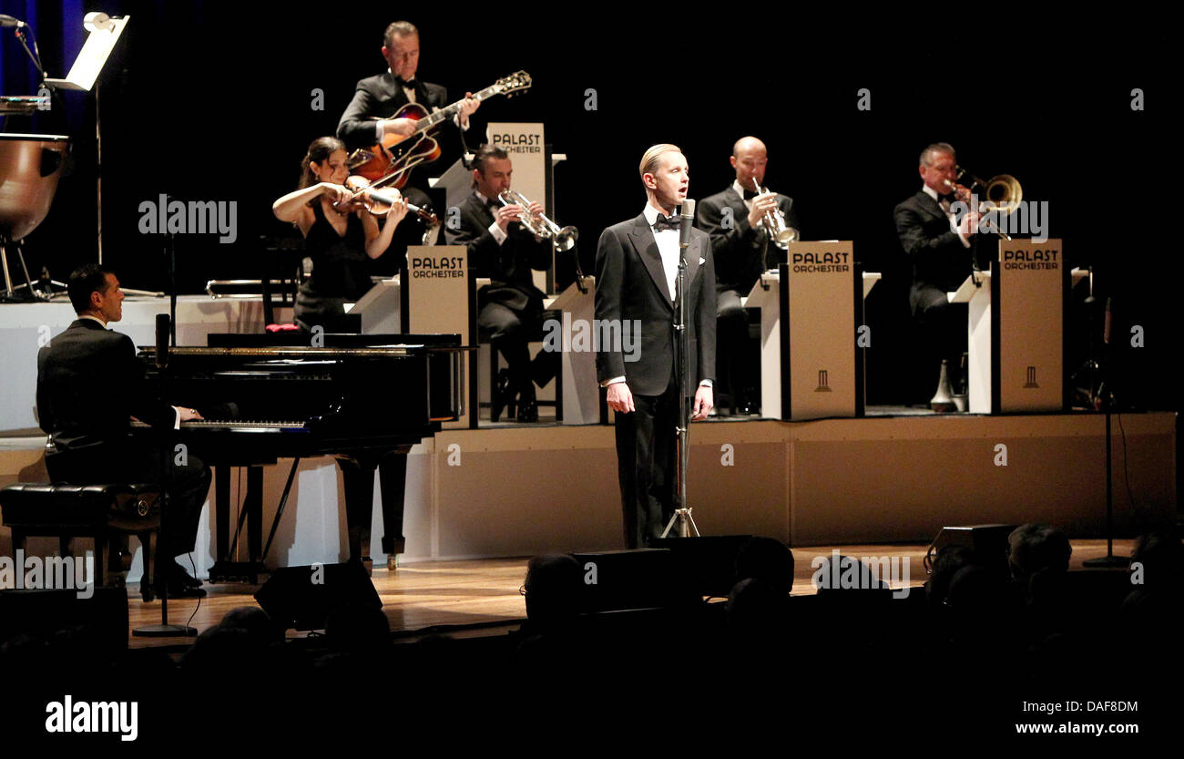 Max raabe hi-res stock photography and images - Alamy