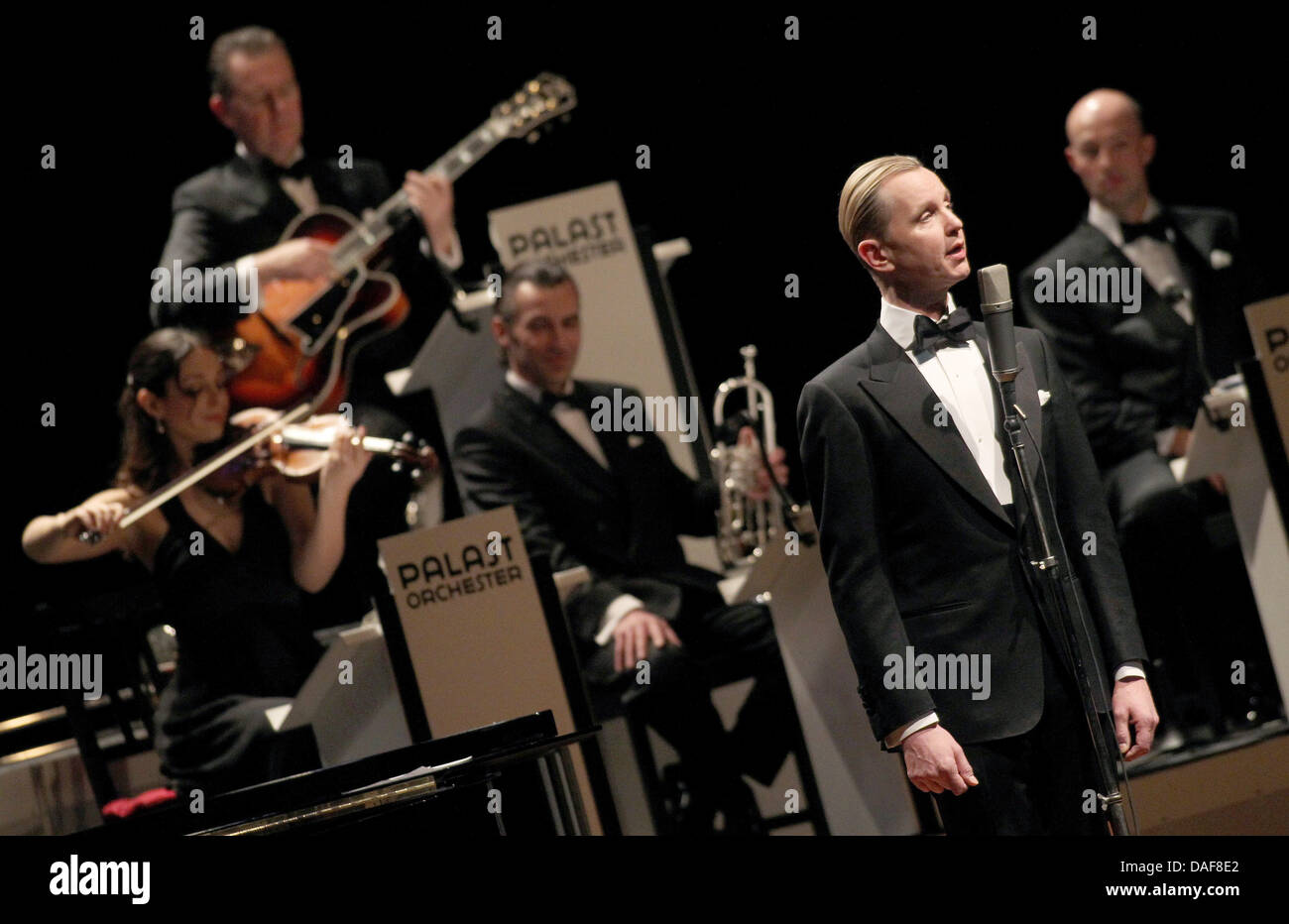 Max raabe hi-res stock photography and images - Alamy