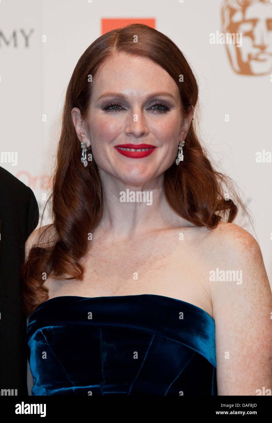Julianne moore poses hi-res stock photography and images - Alamy
