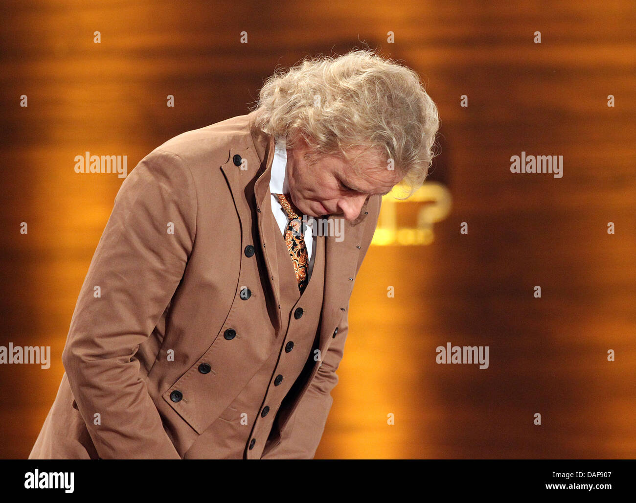 Tv moderator hi-res stock photography and images - Alamy