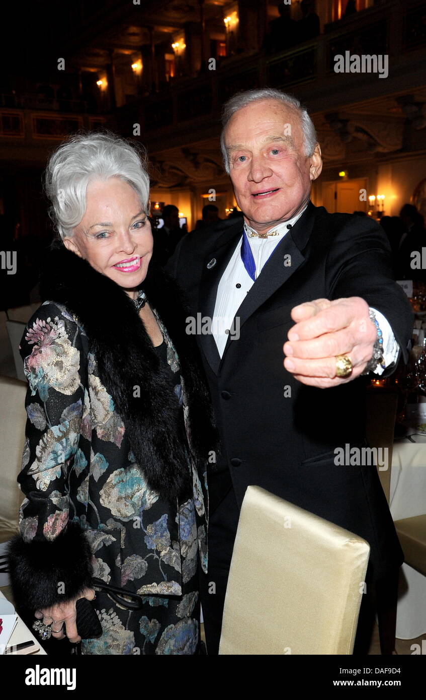 Buzz aldrin and wife lois hi-res stock photography and images - Alamy