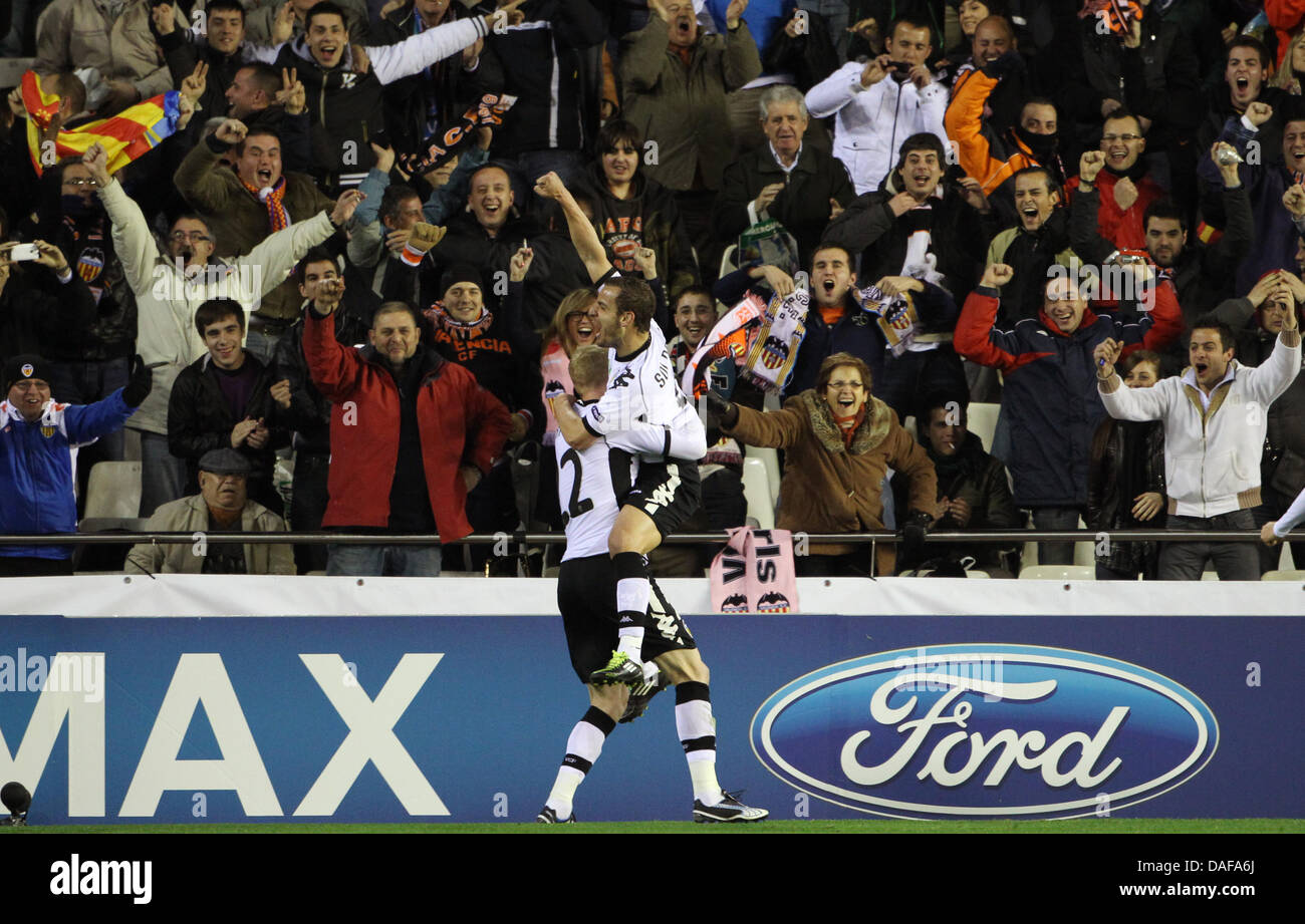Valencia's Roberto Soldado (R) celebrates his goal for 1-0 with Jeremy ...