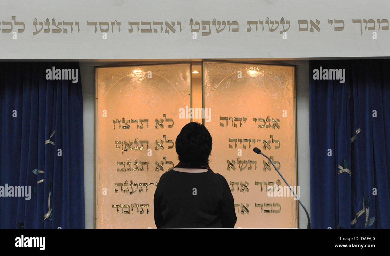 Communal chairwoman Rachel Dohme opens the Torah ark at the new ...