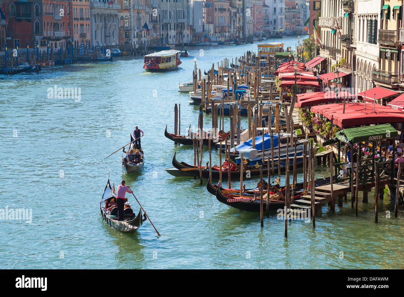 Gondolas on canal grande near rialto bridge hi-res stock photography ...