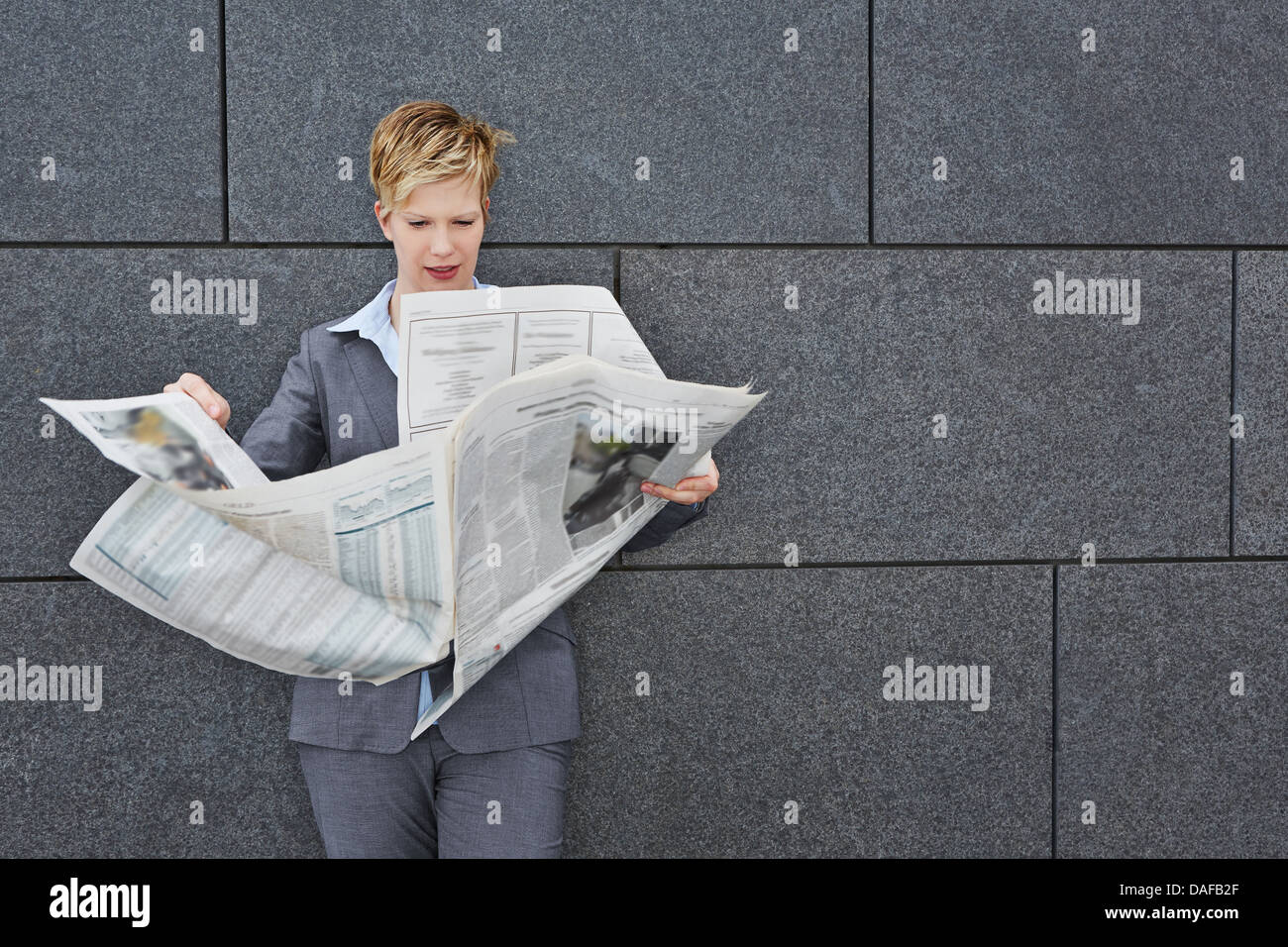 Woman reading newspaper outdoors hi-res stock photography and images ...
