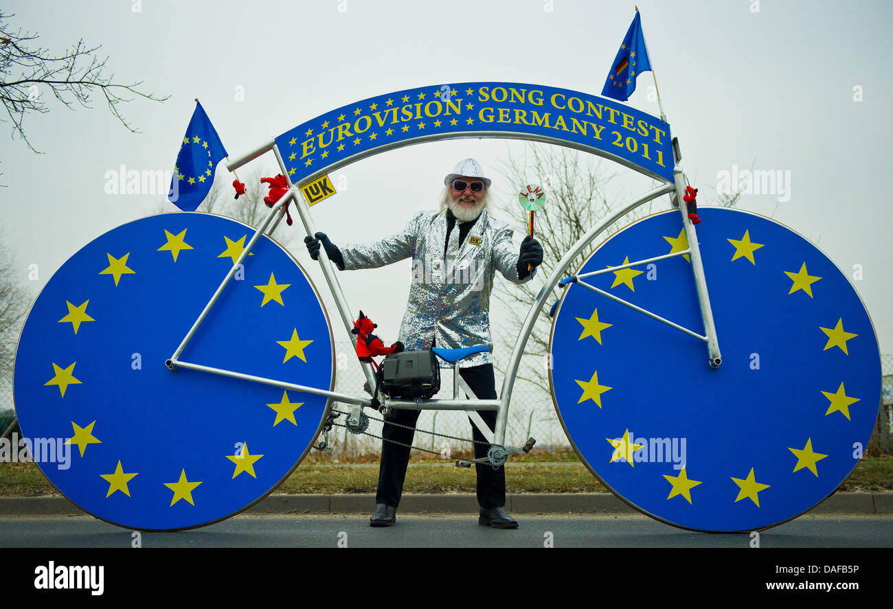 Velo-Designer Dieter (Didi) Senft presents his newest invention - a ...