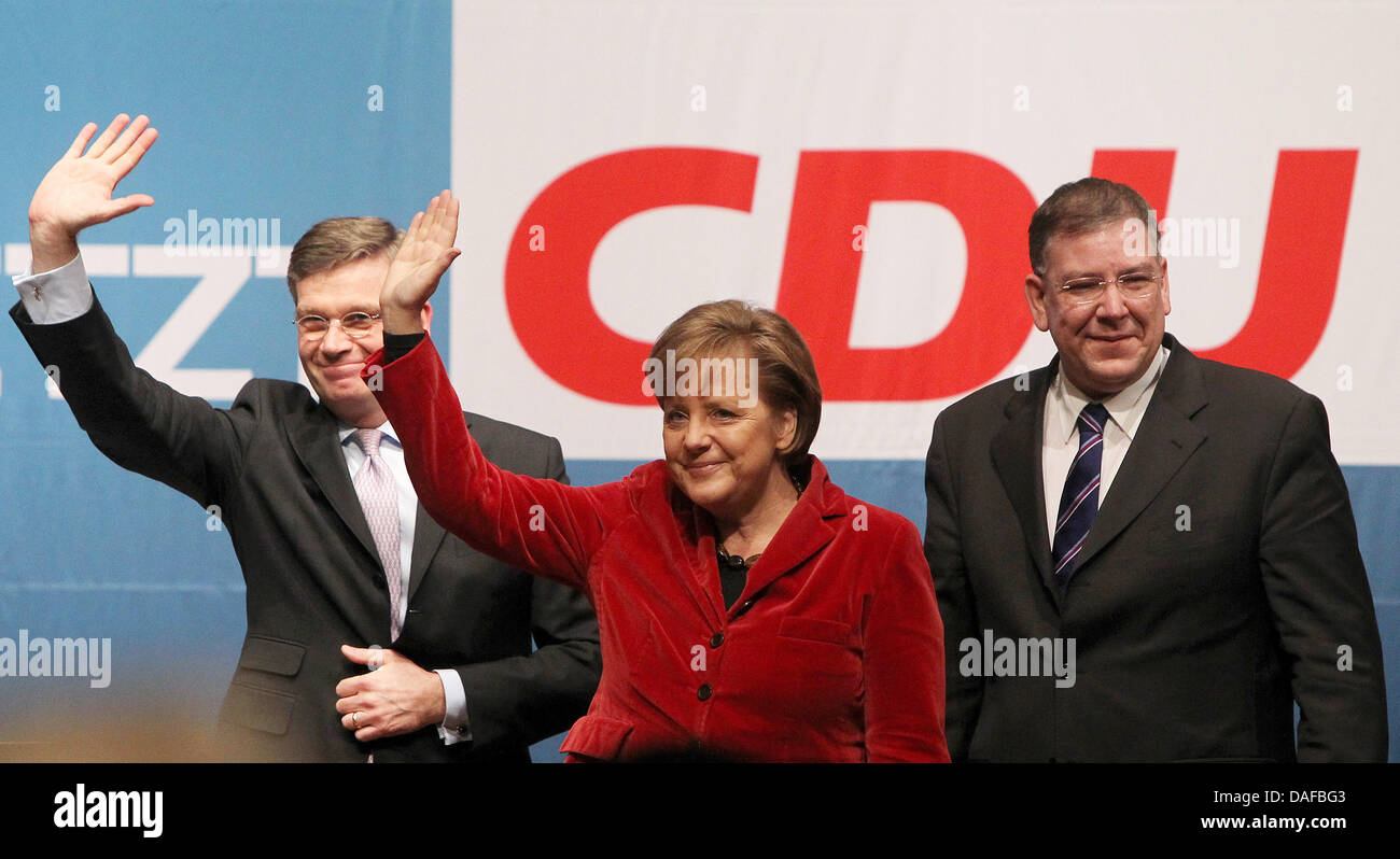 (L to R:) CDU politican Frank Schira, German Chancellor Angela Merkel ...