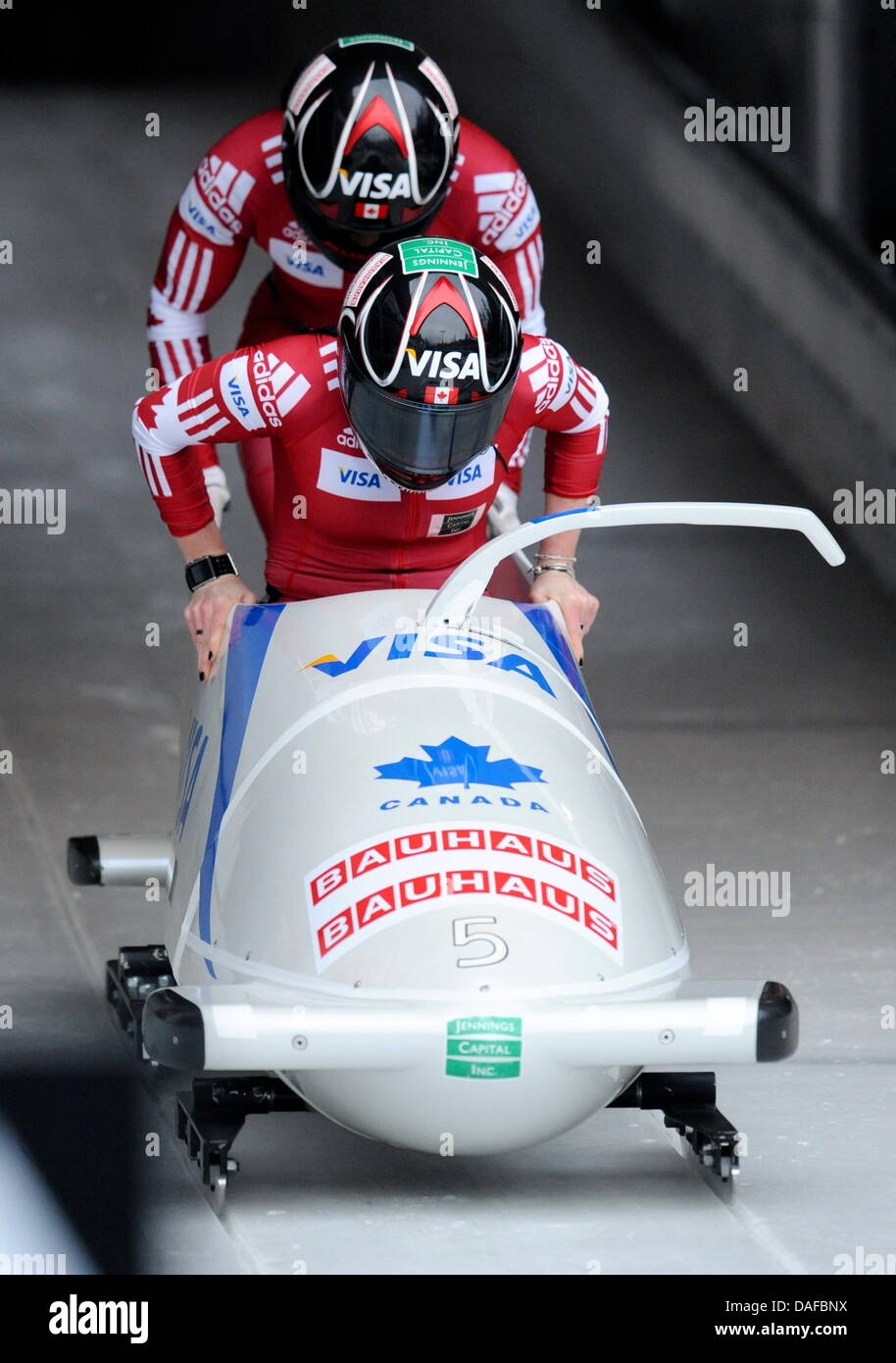 Die kanadischen Bobpilotinnen Helen Upperton und Shelly-Ann Brown ...