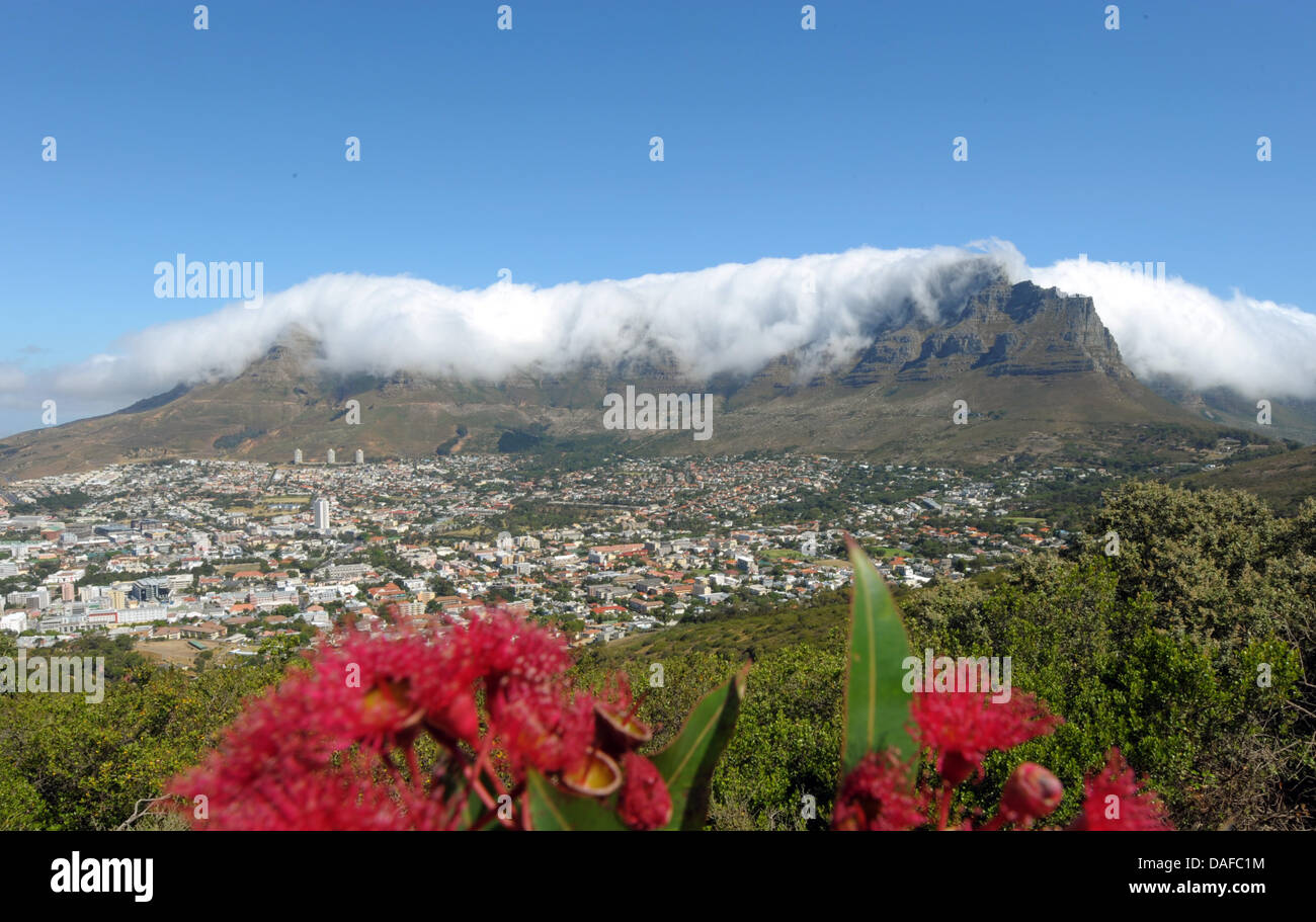 A view of the city with Table Mountain covered with typical "table ...