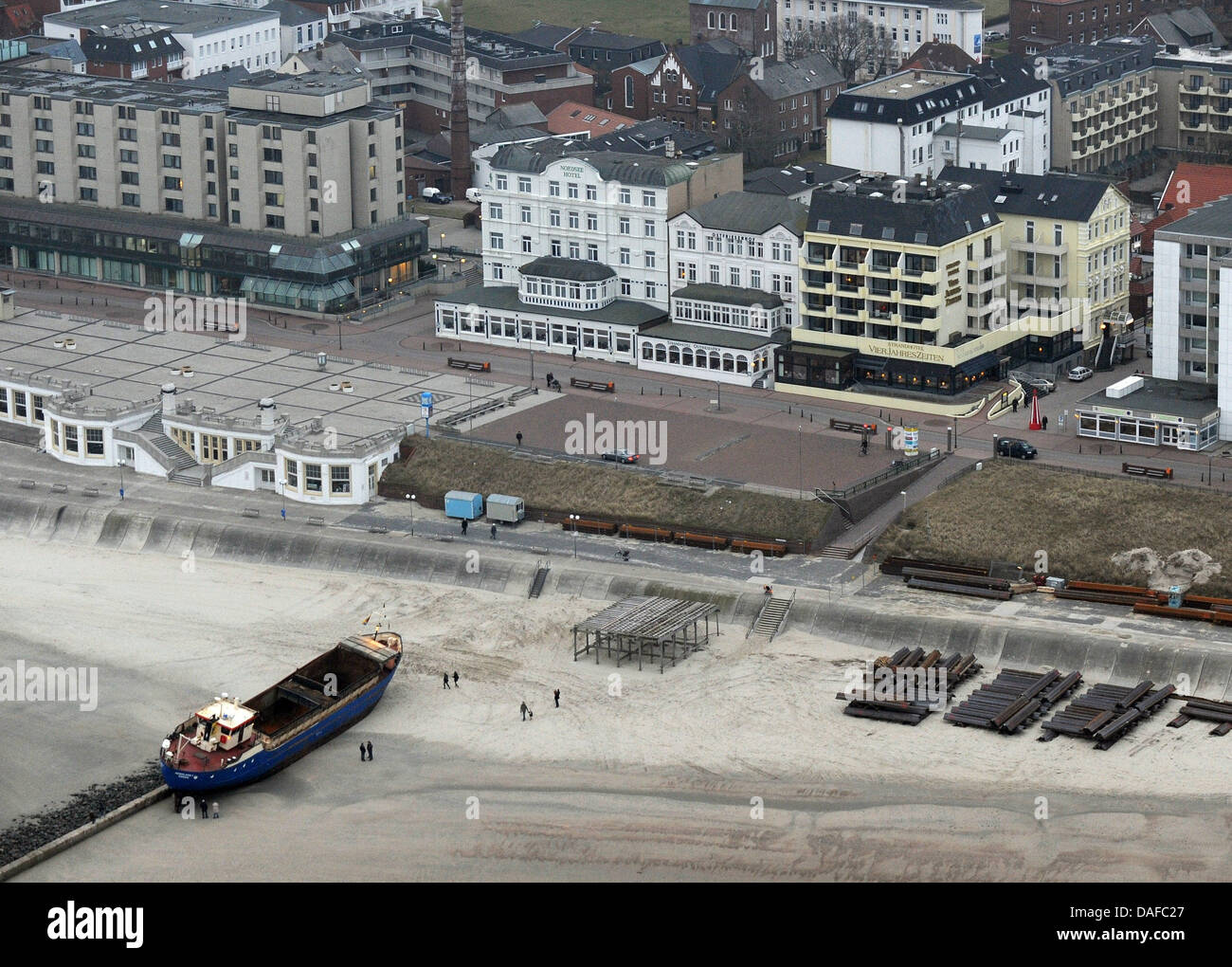 The coastal motor vessel 'Nordland I' from Emden sits on the beach ...