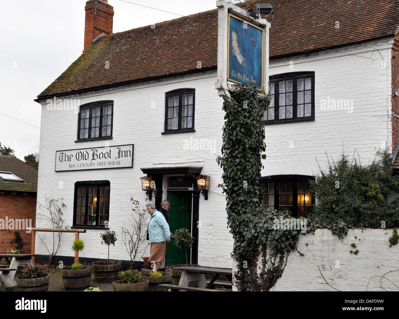 Old boot inn hi-res stock photography and images - Alamy