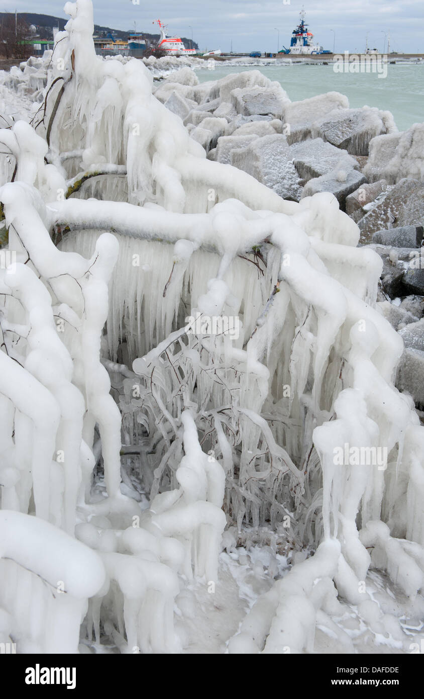 A mole is covered in ice and icicles in Sassnitz on the island of ...