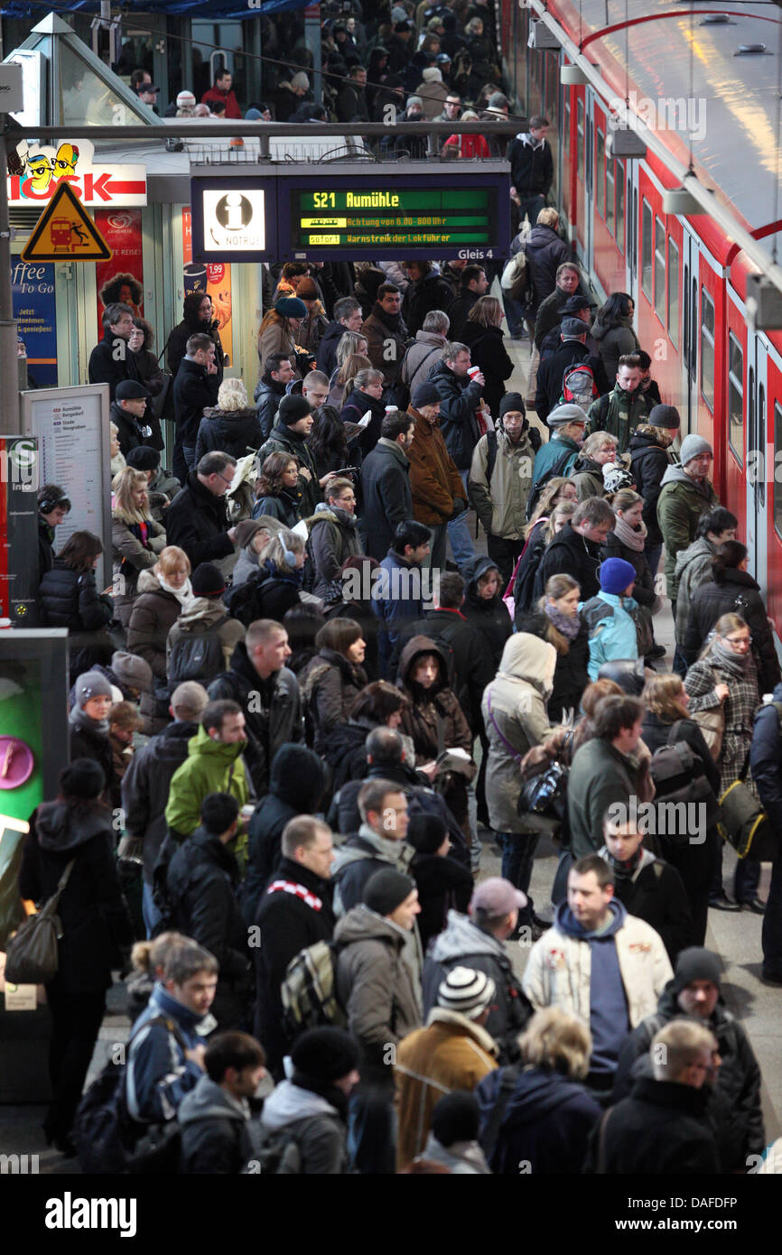 Auf dem bahnsteig stehen hi-res stock photography and images - Alamy