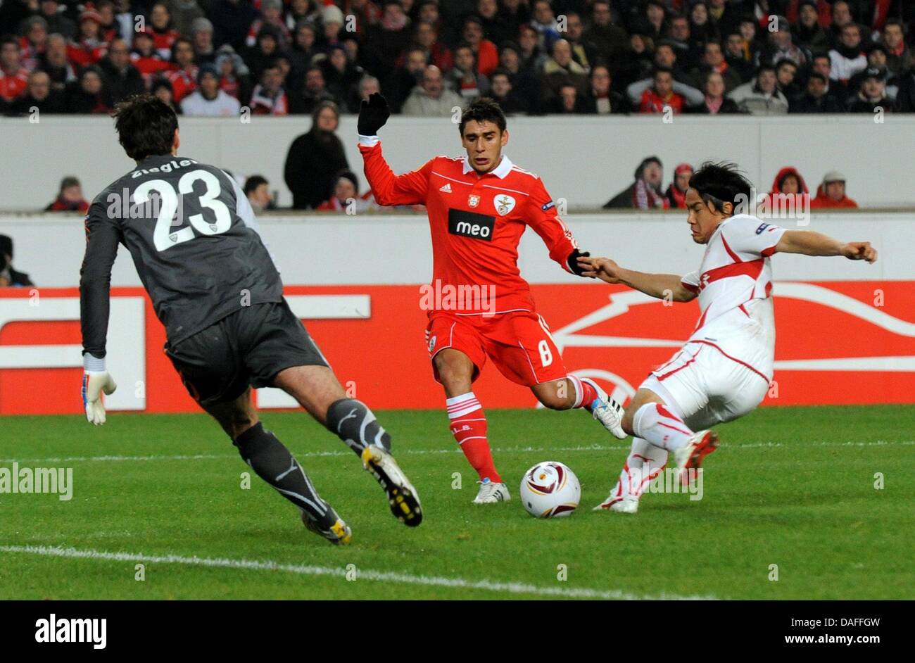 Stuttgart's goalkeeper Marc Ziegler (L-R), Benfica's Eduardo Salvio and ...