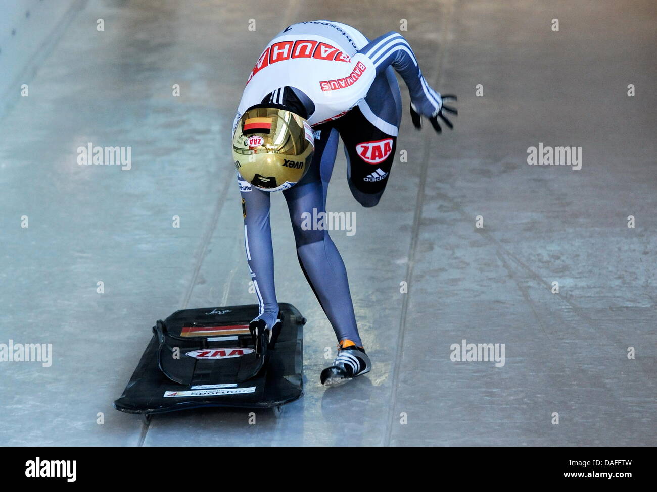 Die deutsche Skeletoni, Anja Huber, fährt am Freitag (25.02.2011) bei ...
