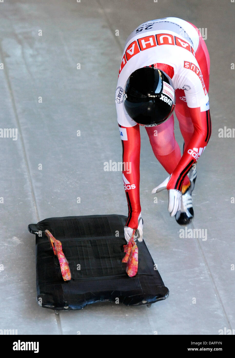 Canadian skeleton athlete Robynne Thompson rides during the second ...