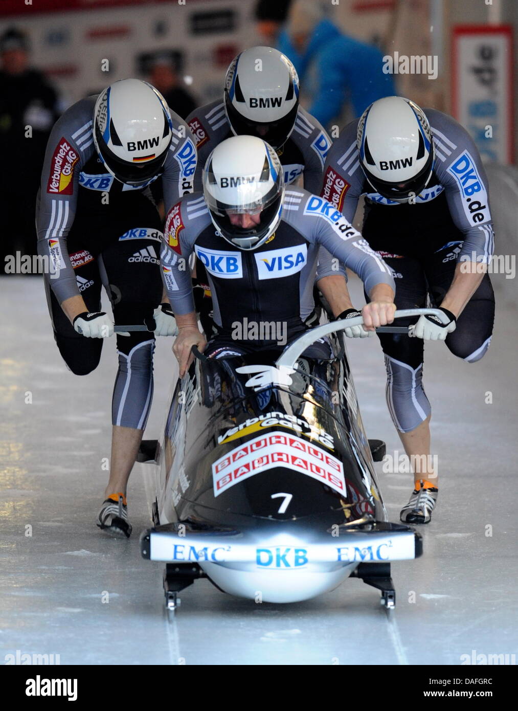 Der deutsche Bobpilot Karl Angerer und seine Anschieber Christian ...